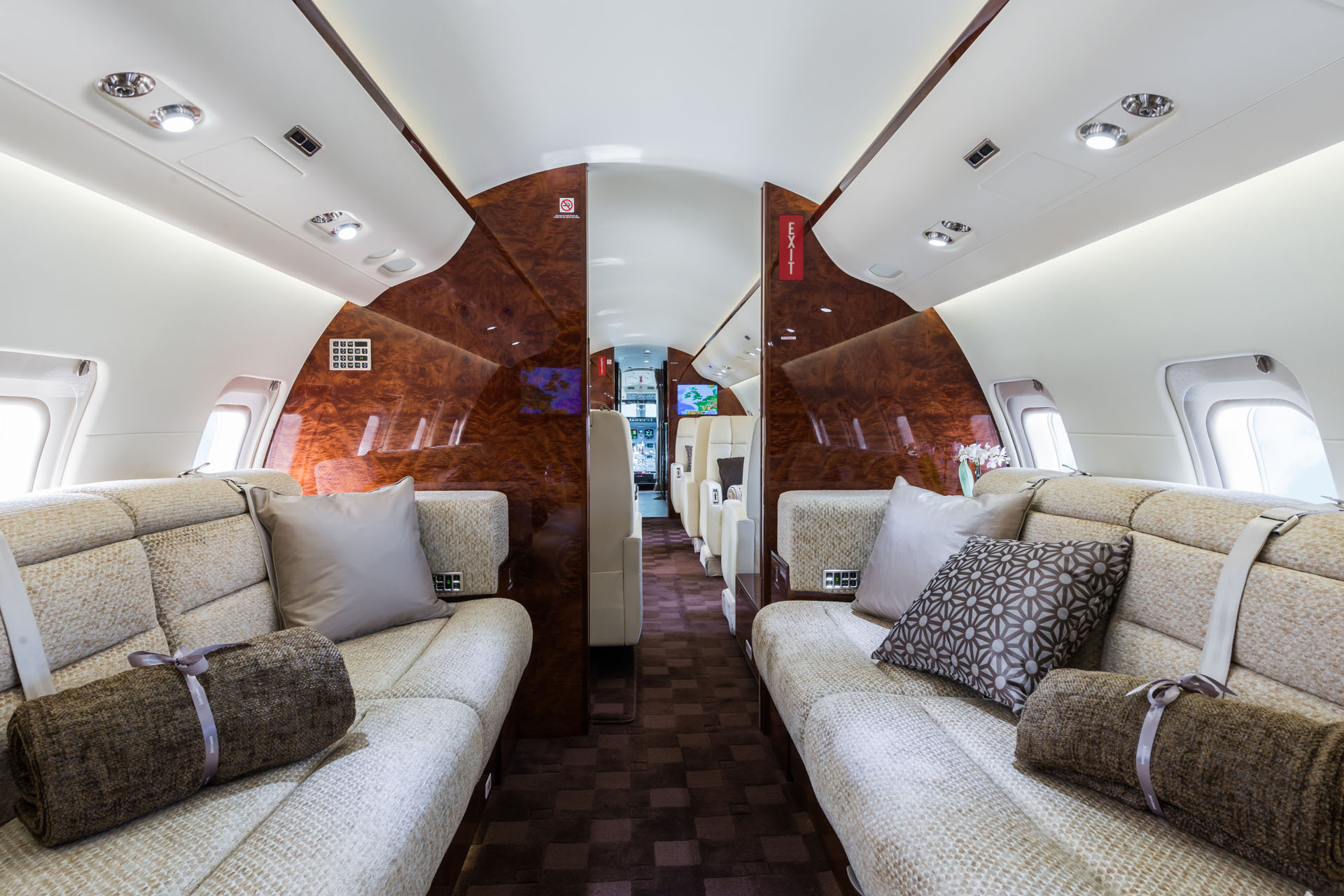 Challenger 850 Hire | Spacious Private Jet | Kroovel