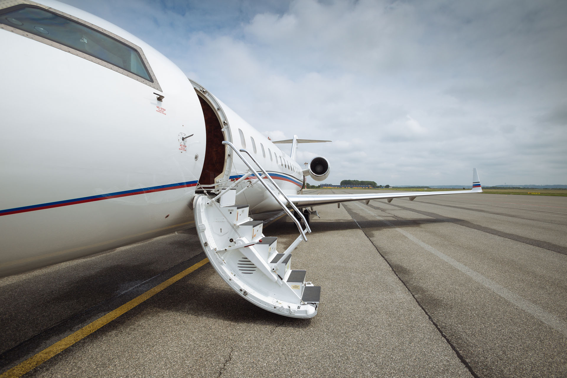 Challenger 850 Hire | Spacious Private Jet | Kroovel